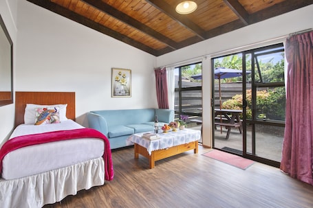 Apartamento Standard, 1 quarto | Sala de estar | Smart TV de 40 polegadas com canais digitais