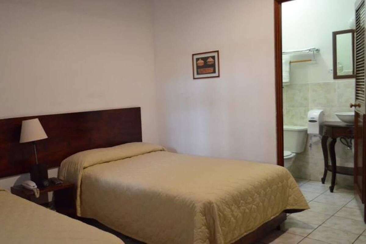 Cofre no quarto, secretária