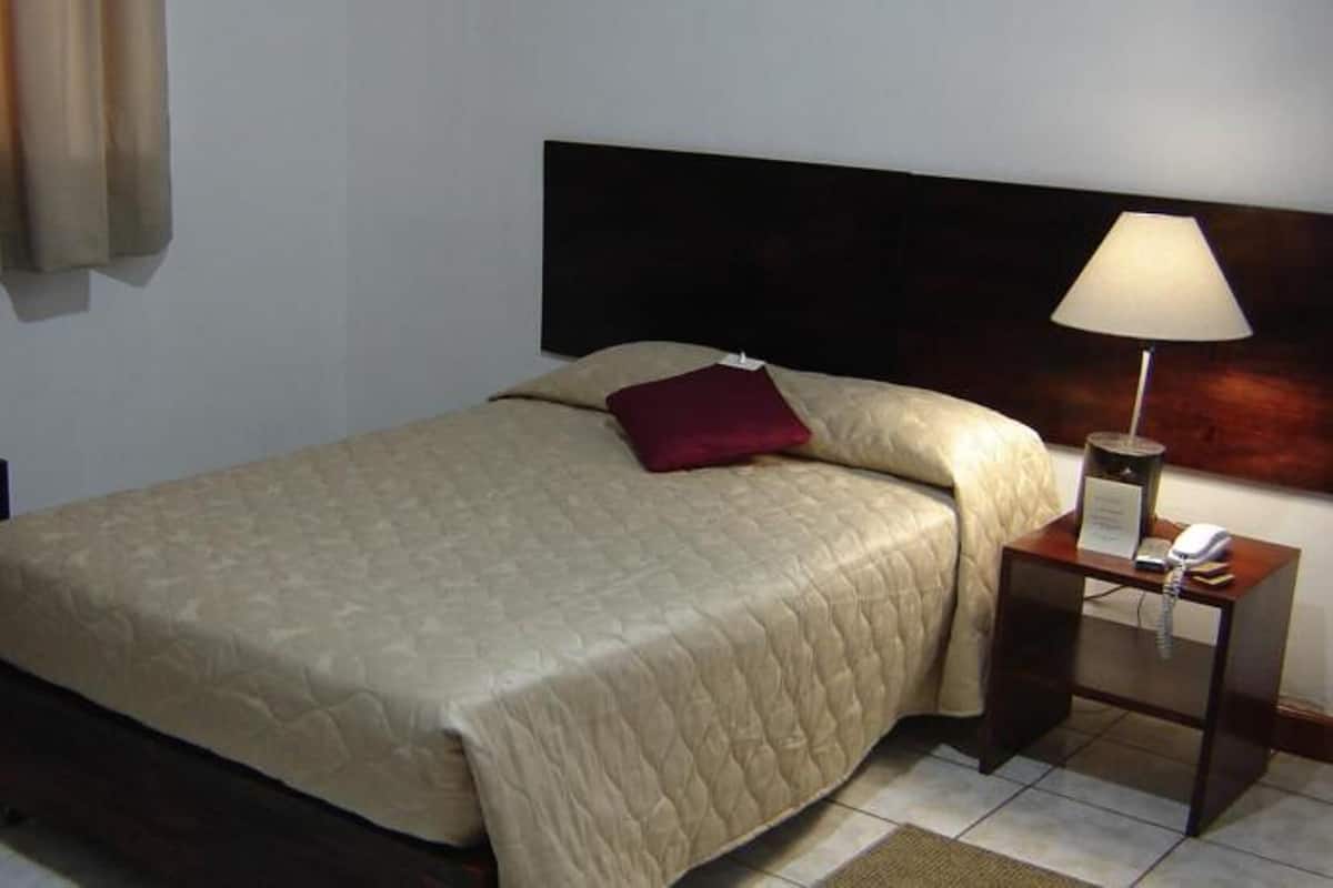 Cofre no quarto, secretária