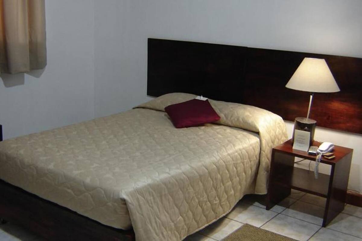 Cofre no quarto, secretária
