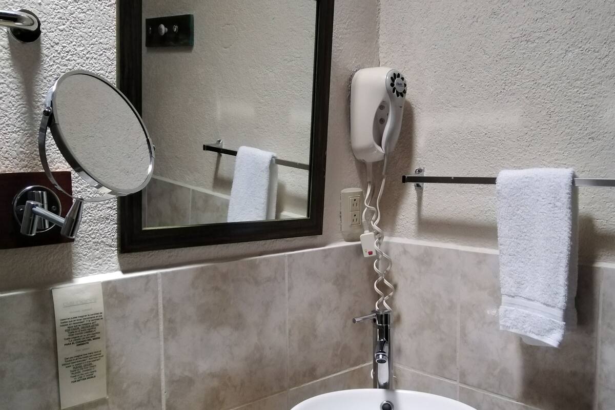 Um polibã, um secador de cabelo, toalhas fornecidas