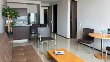 Apartamento Júnior, 1 cama queen-size (ApartaJunior Queen Bed Non Smoking) | Sala de estar | Televisor de ecrã plano de 32 polegadas com canais por cabo, televisor