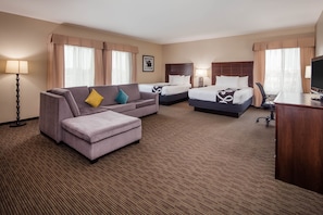 Suíte luxo, 2 camas Queen, para não fumantes | Roupas de cama premium, camas com colchões pillow-top, escrivaninha