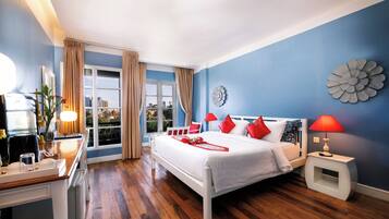 Quarto Deluxe, vista para o parque | Minibar, cofre no quarto, com decoração personalizada