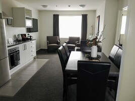 Apartamento, 3 quartos | Área de estar | TV LCD 42 polegadas com canais digitais, TV