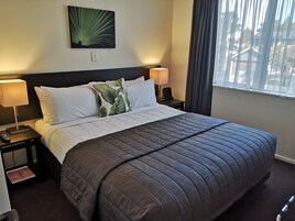 Apartamento, 3 quartos | Roupas de cama premium, individualmente decorados, escrivaninha