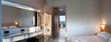 Apartamento família (Side Sea view) | Cofres nos quartos, escrivaninha, quartos à prova de som