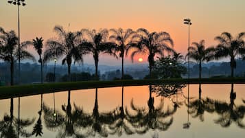 Fachada da propriedade à noite