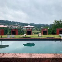 Piscina exterior sazonal, guarda-sóis, espreguiçadeiras 