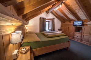 Quarto casal, banheiro compartilhado | Edredons de pluma, individualmente mobiliados, Wi-Fi de cortesia