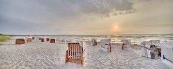 Na praia, mergulho, voleibol de praia 