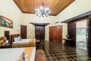 Suíte superior | 1 quarto, frigobar, cofres nos quartos, escrivaninha