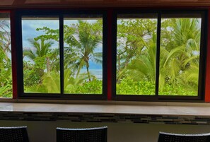 Apartamento básico, 2 quartos, cozinha, vista para a praia | Área de estar