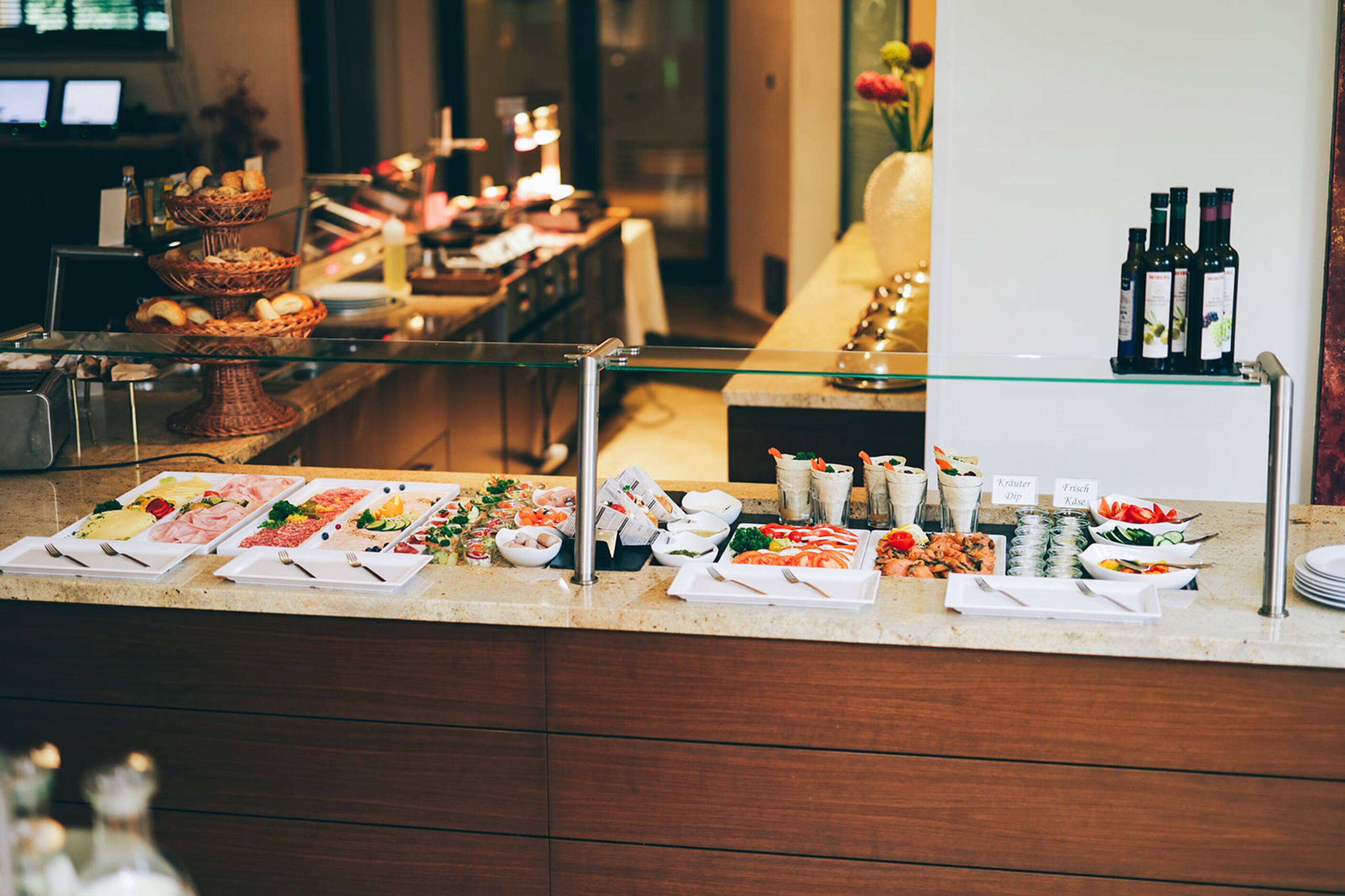 Buffet com diversos alimentos e acompanhamentos.
