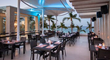 Pequenos-almoços, almoços, jantares servidos, com vista para a praia 