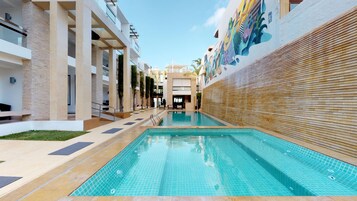Piscina externa, guarda-sóis, espreguiçadeiras