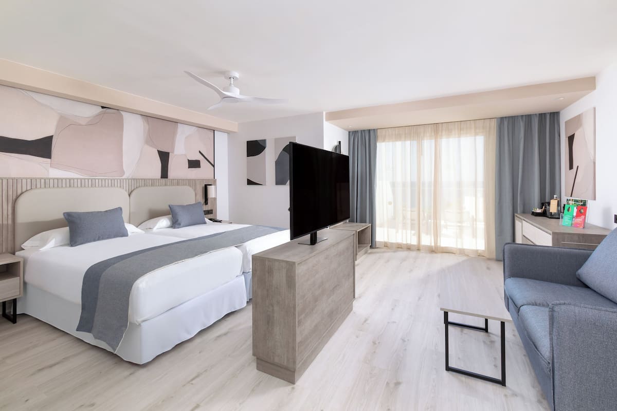 Quarto casal, sacada | Frigobar, Wi-Fi de cortesia, roupa de cama