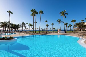 Piscina externa, espreguiçadeiras