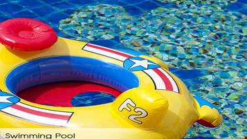 Um boião inflável para piscina com um desenho de estrela e o número "F2".