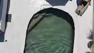 Piscina exterior, uma piscina aquecida