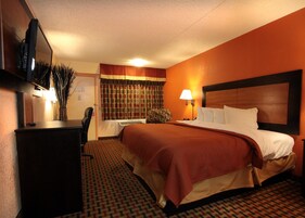 Escrivaninha, cortinas blackout, quartos à prova de som