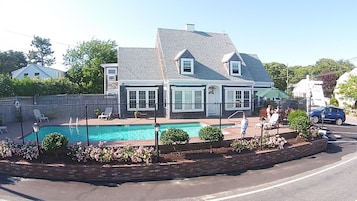 Piscina exterior, guarda-sóis, espreguiçadeiras
