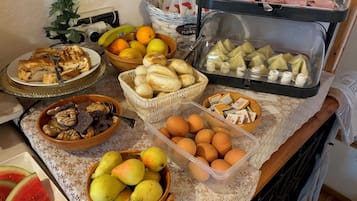 Café da manhã com buffet grátis todos os dias