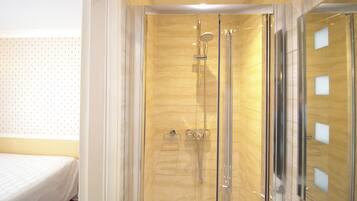 Quarto casal ou duplo | Banheiro | Chuveiro, secador de cabelo, toalhas de banho