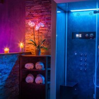 Sala(s) para tratamentos a casais, sauna, banheira de hidromassagem