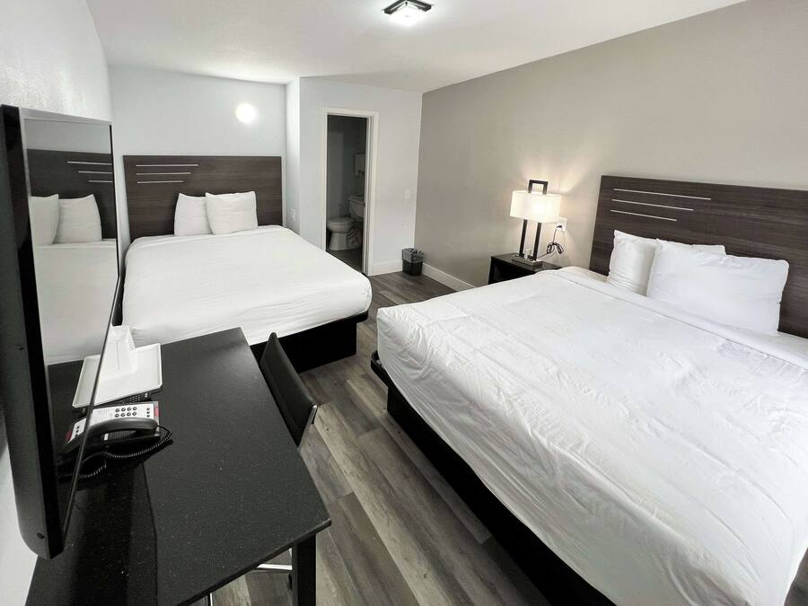 Edredões de penas, secretária, cortinas/cortinados opacos, Wi-fi grátis