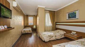 Quarto triplo | Frigobar, cofres nos quartos, espaço de trabalho para notebook