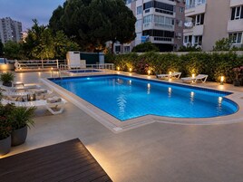 Piscina externa sazonal, funciona das 10h às 19h, guarda-sóis
