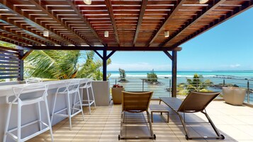 Cobertura, 3 quartos, de frente para a praia | Terraço/pátio