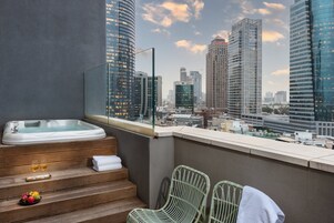 Suíte, 1 cama King, banheira de hidromassagem, vista para a cidade | 1 quarto, roupas de cama de algodão egípcio, roupas de cama premium