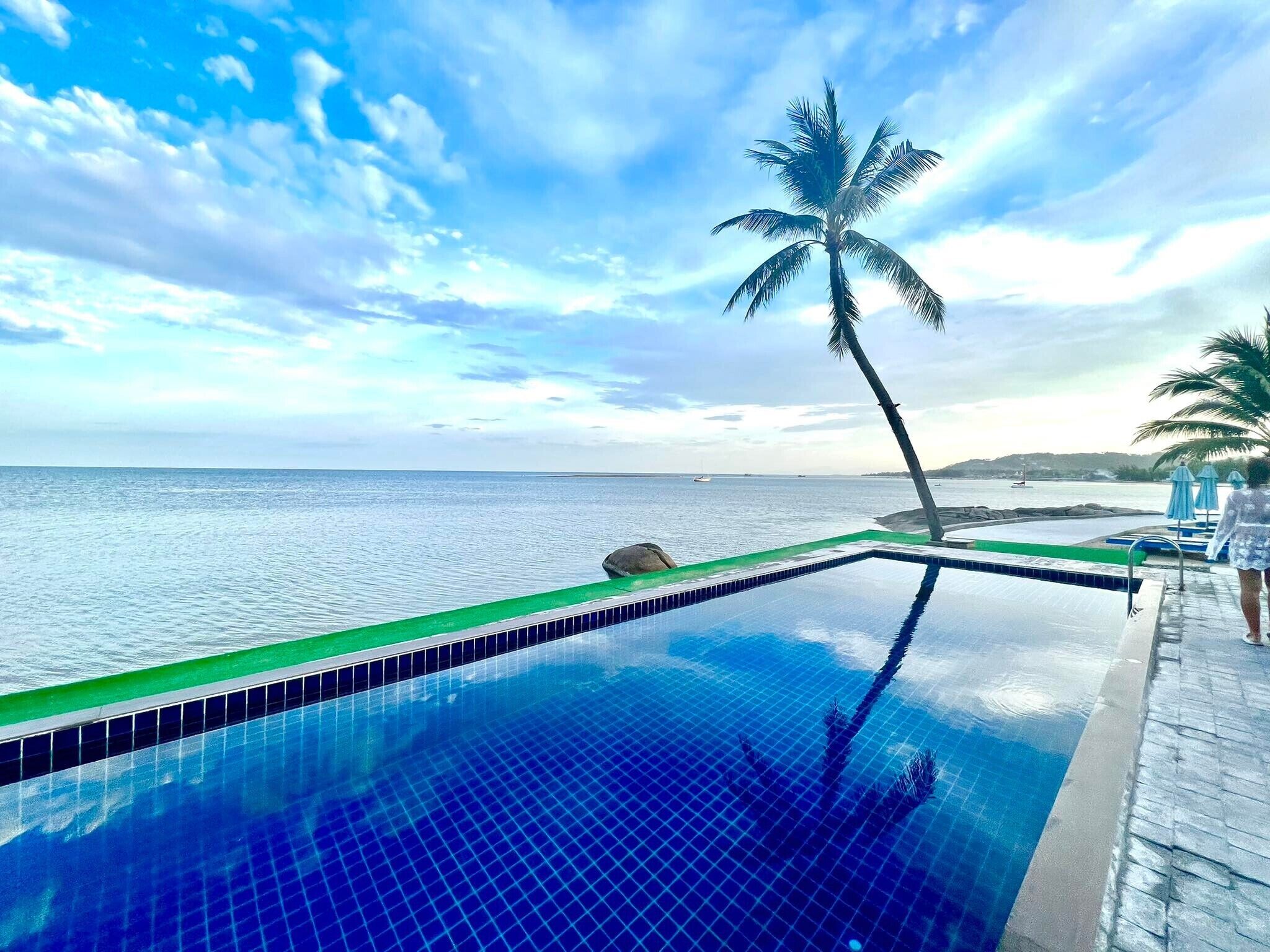 Piscina exterior, espreguiçadeiras 