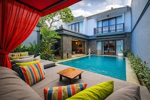 Piscina externa, guarda-sóis, espreguiçadeiras