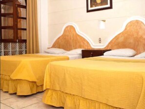 Twin Room, 2 Double Beds with Air Conditioning | Ferro/tábua de engomar, Wi-fi grátis, roupa de cama fornecida 