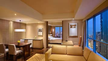 Minibar, cofre no quarto, secretária, quartos insonorizados