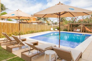 Piscina exterior, espreguiçadeiras 