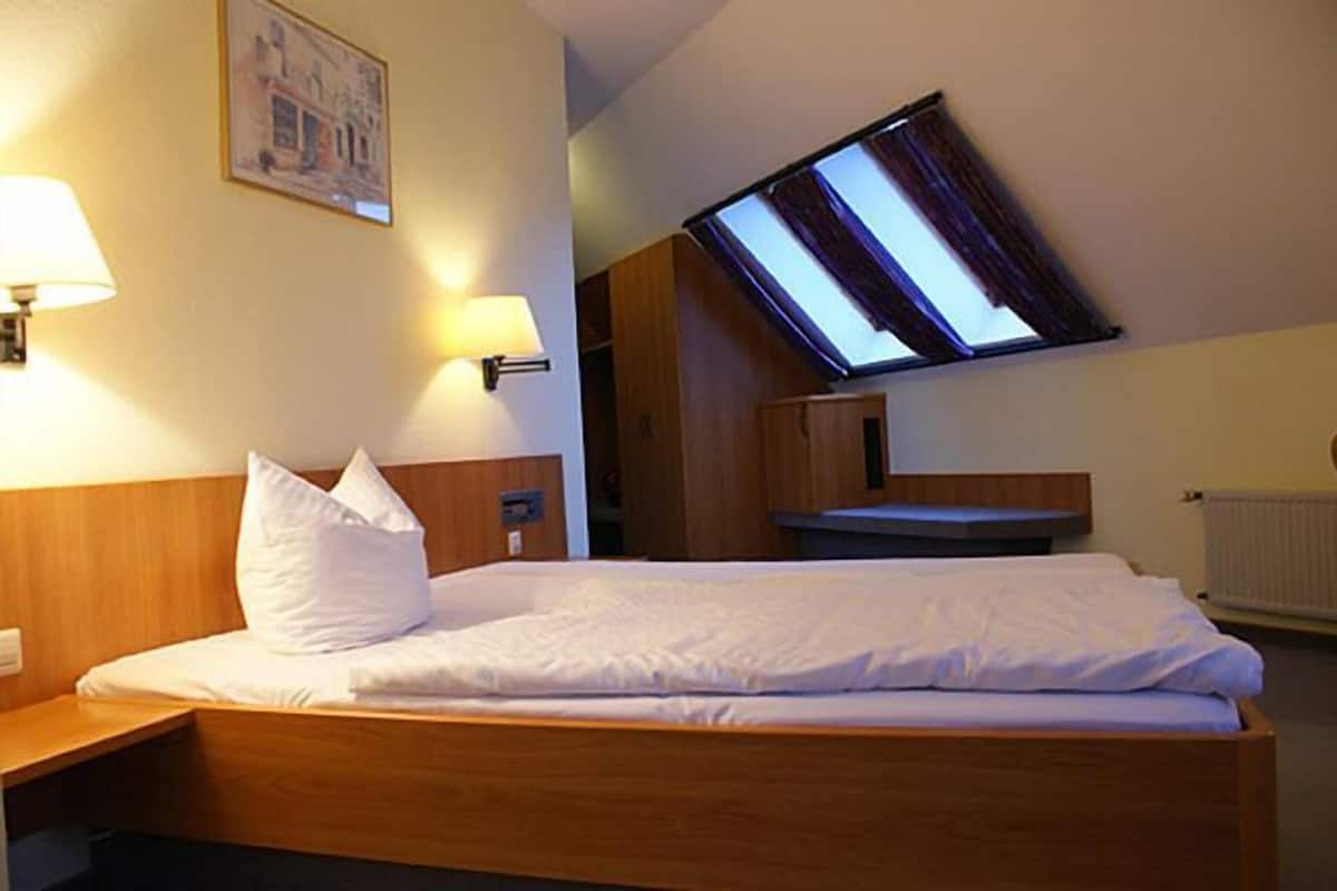 Roupas de cama antialérgicas, escrivaninha, Wi-Fi de cortesia