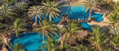 3 piscinas exteriores, toldos gratuitos, guarda-sóis