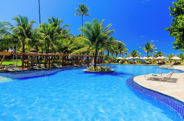 Piscina interior, 6 piscinas exteriores, guarda-sóis, espreguiçadeiras 