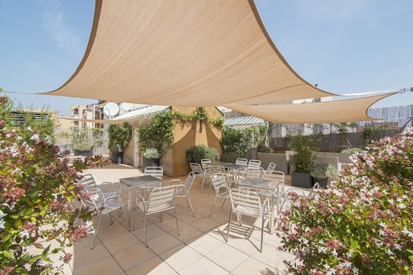 Happy People Gaudi Sant Pau - Costa Brava