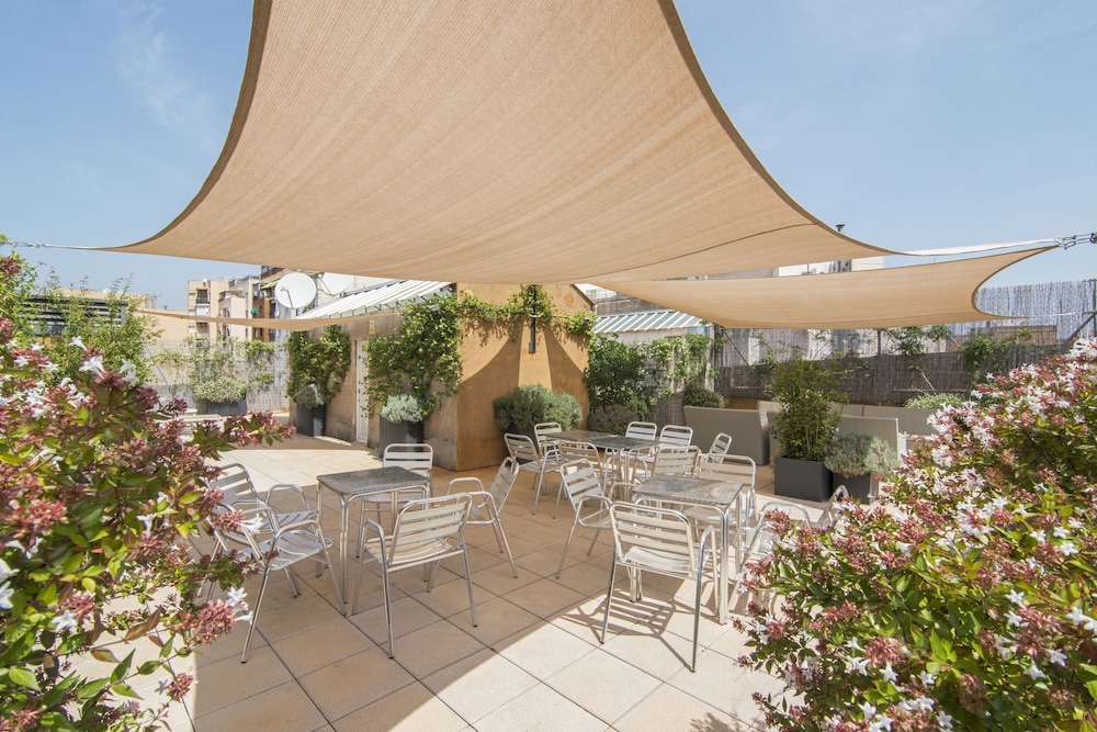 Happy People Gaudi Sant Pau - Barcelona