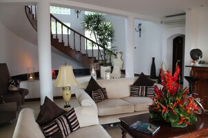 Área de estar no saguão