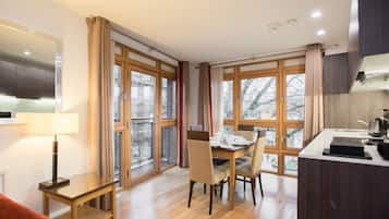 Apartamento, 2 quartos | Área de estar | TV LCD 30 polegadas com canais digitais, TV