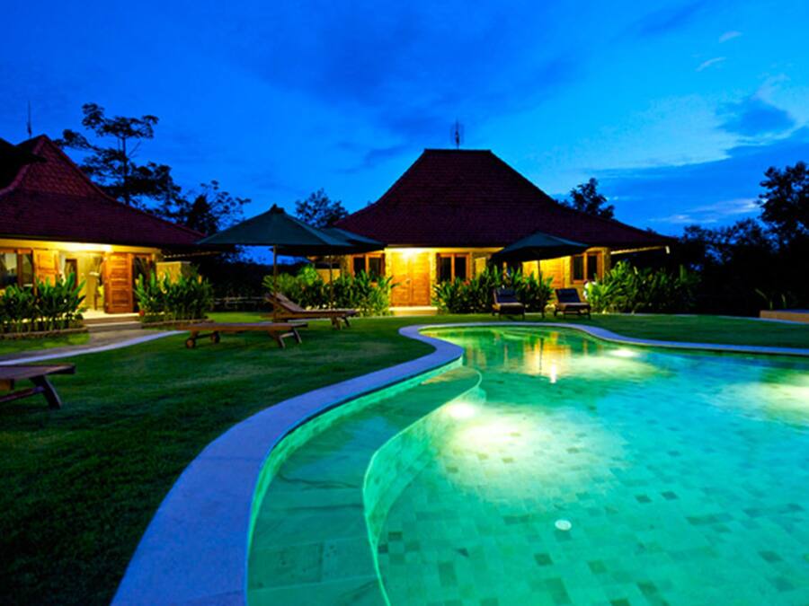 Piscina exterior, espreguiçadeiras