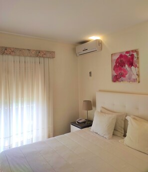 Quarto Duplo Económico para 1 Pessoa | Cortinas/cortinados opacos, berços/camas para crianças grátis 