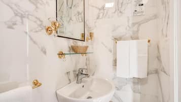 Quarto Familiar, Vista para a cidade | Casa de banho | Uma combinação polibã/banheira, artigos de higiene pessoal grátis