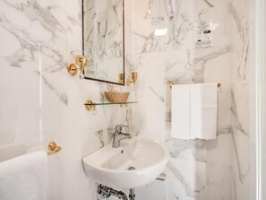 Quarto Familiar, Vista para a cidade | Casa de banho | Uma combinação polibã/banheira, artigos de higiene pessoal grátis 